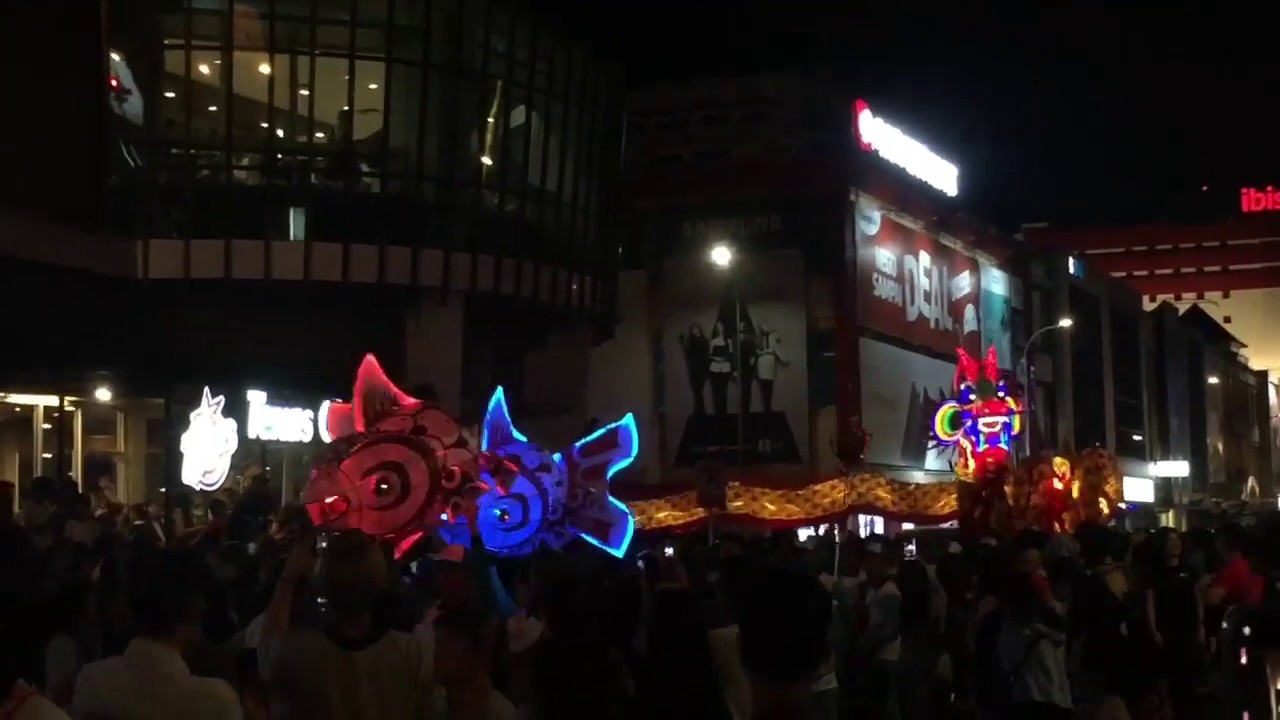 Atraksi Naga Bersinar Di Ayani Mega Mall Pontianak 2020 - YouTube