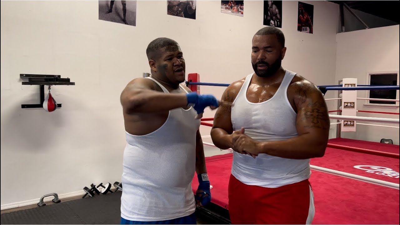 Cripmac is Walking out @6hunnet out for his fight against Cartoon 53 ...