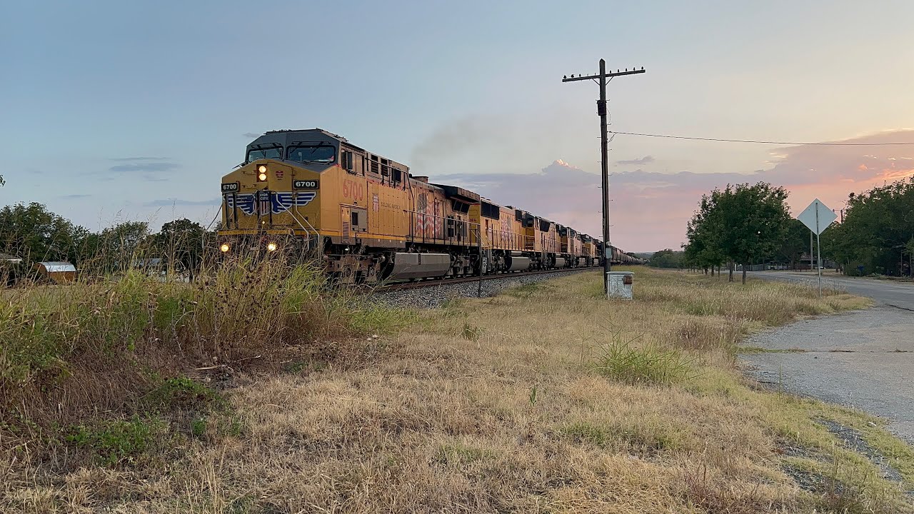 UP #6700 leads a Manifest East to Fort Worth - YouTube