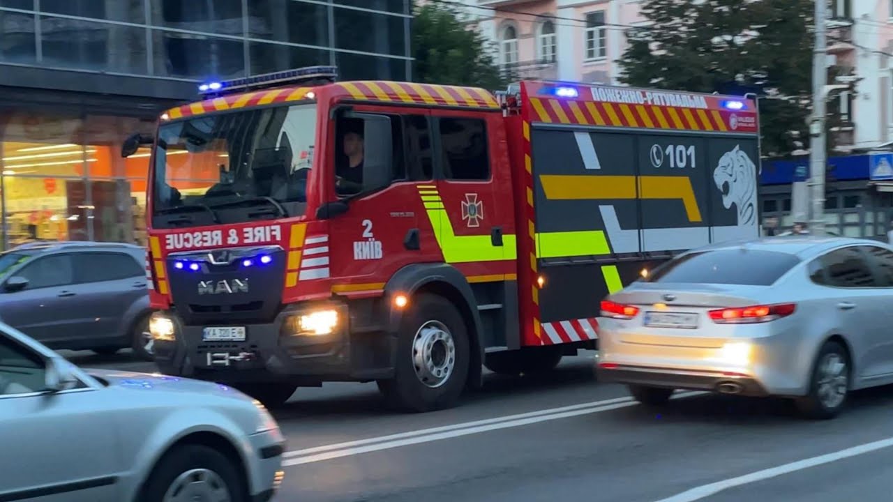 [UKRAINE] Fire truck responding in Kyiv - YouTube