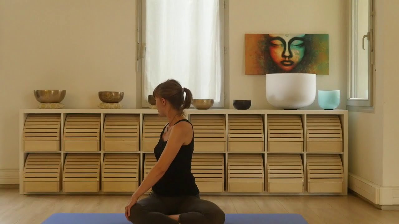 Posture de Yoga : Parivritta sukhasana Posture facile en torsion - YouTube