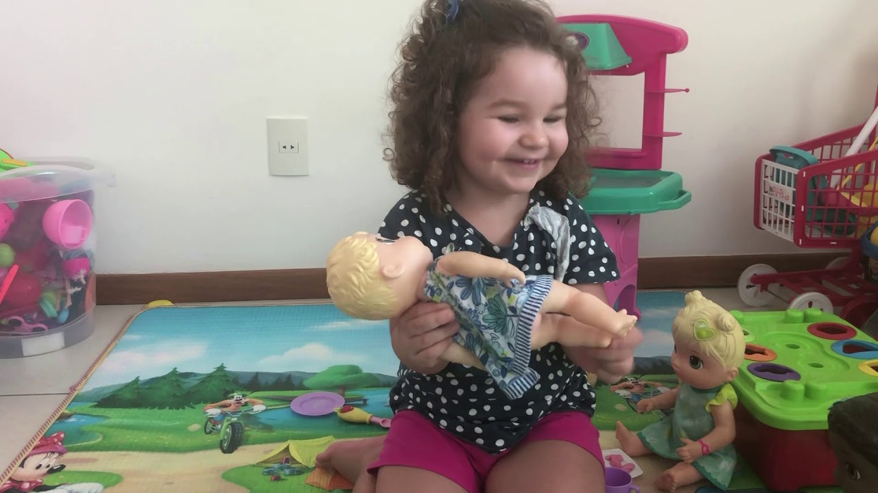 Brincando de bonecas - YouTube