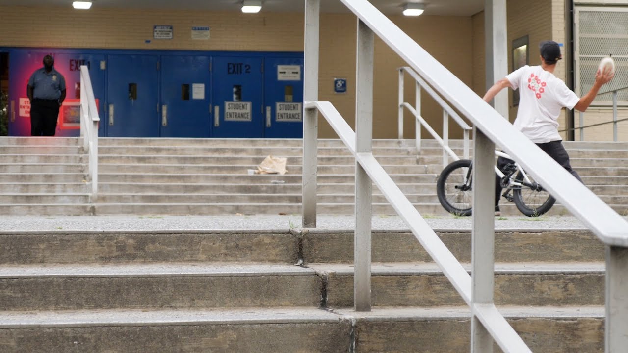 ANGRY SECURITY GUARD GETS CHIPOTLE TO THE FACE - YouTube
