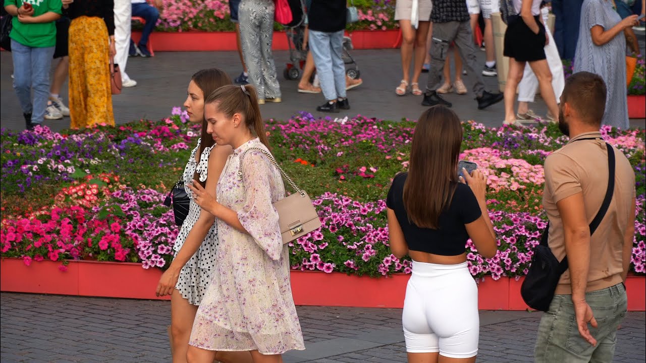 4K Walking tour through the streets of Moscow I take pictures of ...