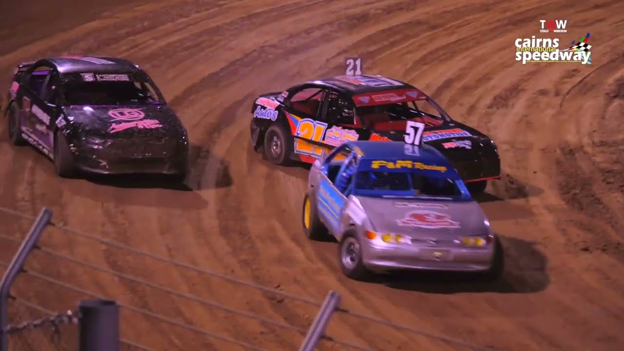 May 28 TWW Cairns Speedway - Modified Sedans Heat 1 - YouTube