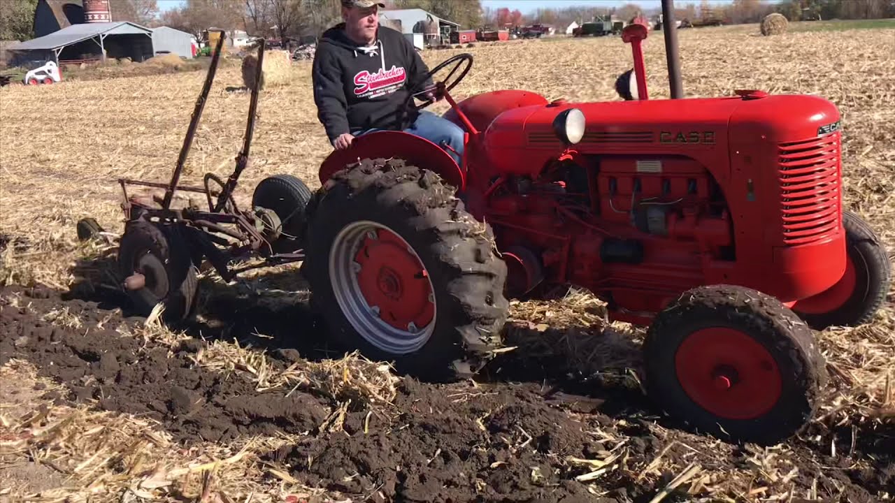 John Deere B & Case S plowing - YouTube