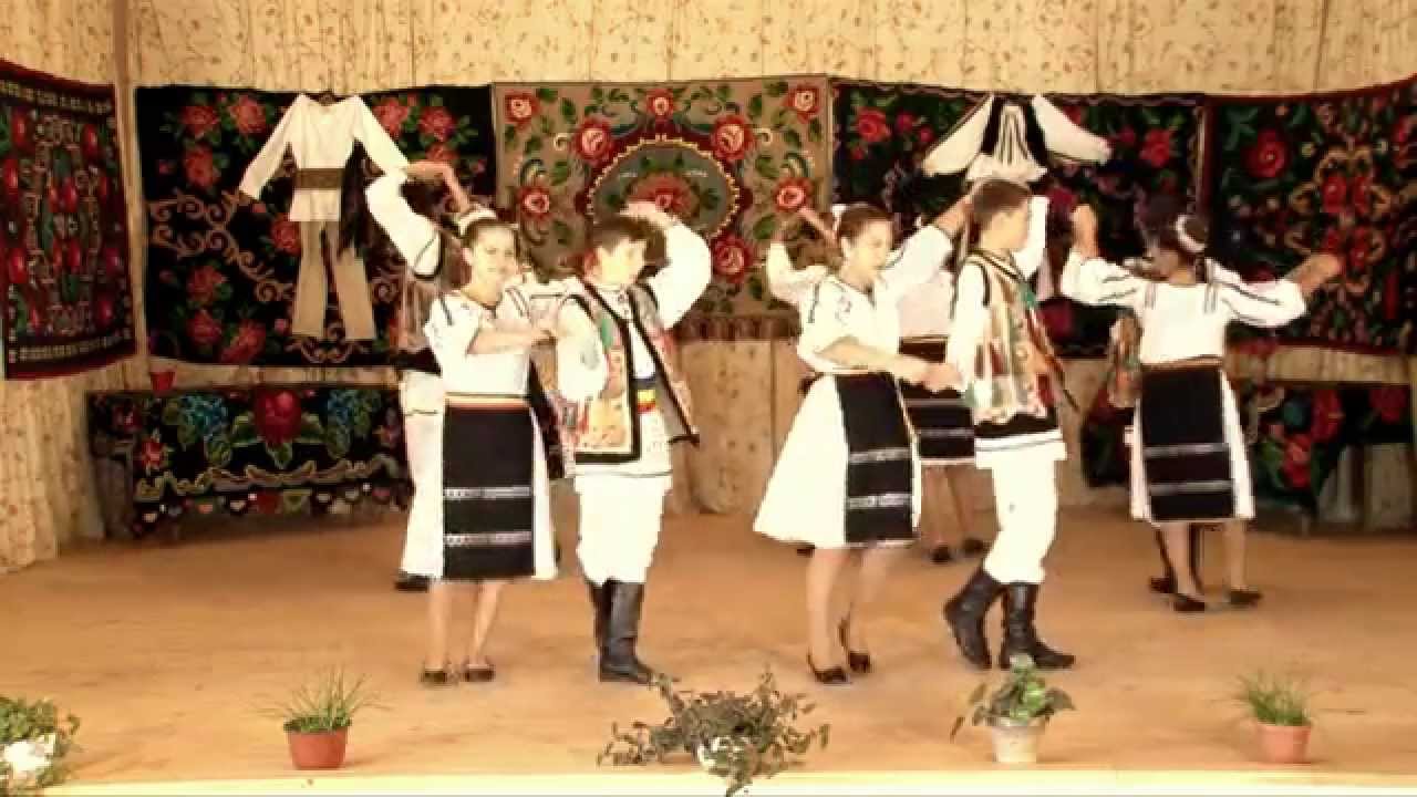Ansamblul Folcloric "JUNII DE LA BAHNEA" Bahnea,jud.Mures---Joc de pe ...