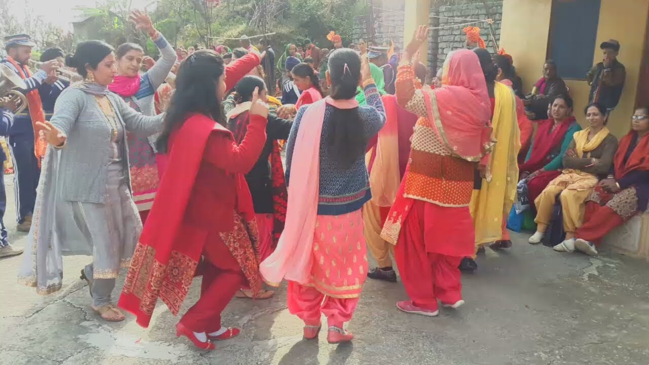 Pahari Band Baje Dance || पहाड़ी बैंड बाजे डांस || Desi Music Dhamaka ...