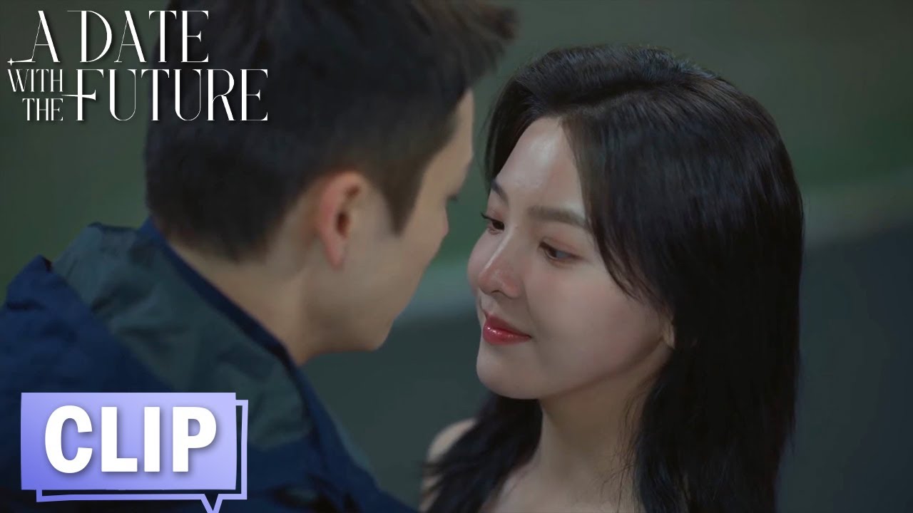 EP07 CLIP 徐来穿吊带出现在训练场，靳时川给她披外套反被撩【照亮你 A Date With The Future】 - YouTube