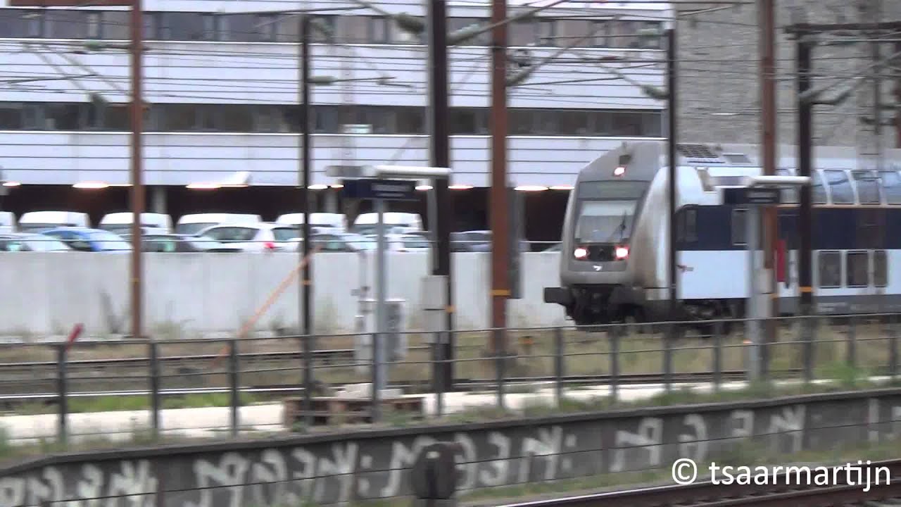 Ankommer DBS ME lokomotiv med intercity tog på København H 16-08-2014 ...