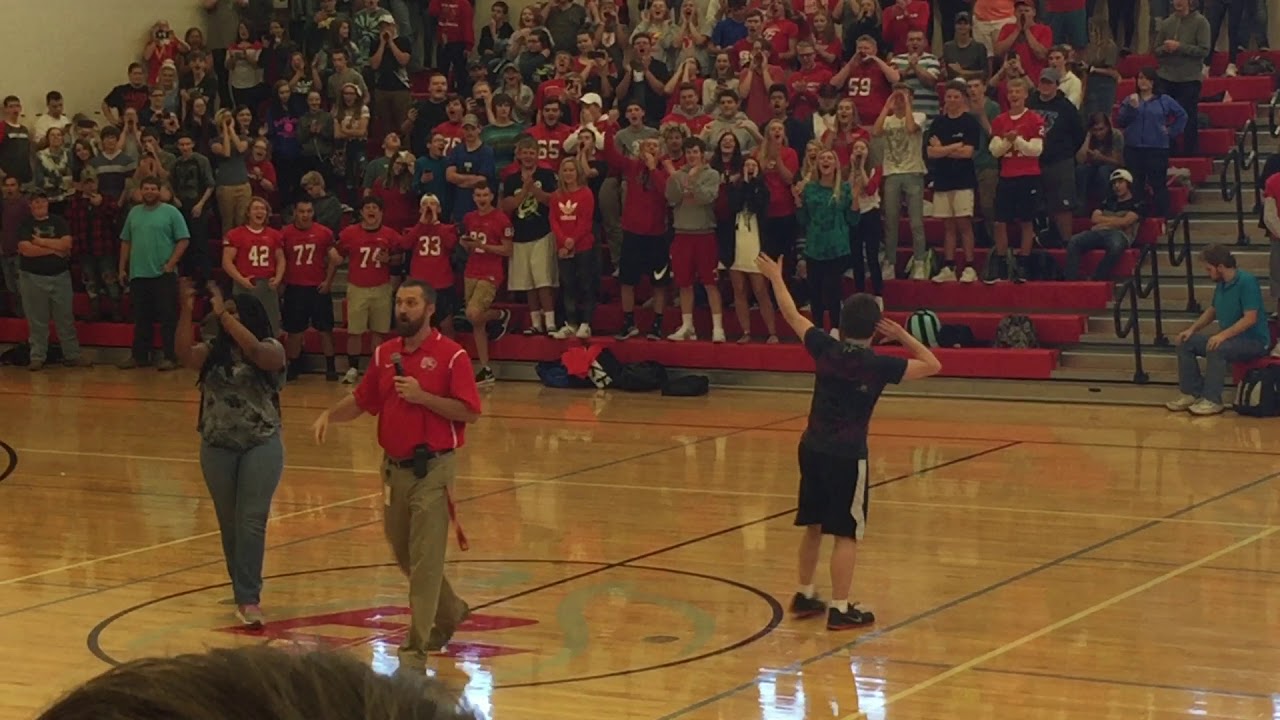 HIGH SCHOOL DANCE BATTLE!!! Wait till the end! BEST DANCE OFF EVER ...
