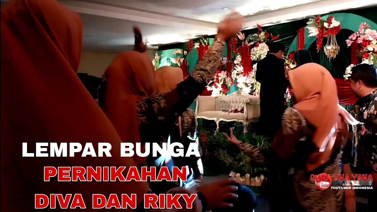 MOMENT LEMPAR BUNGA DI PERNIKAHAN DIVA DAN RIKY - YouTube