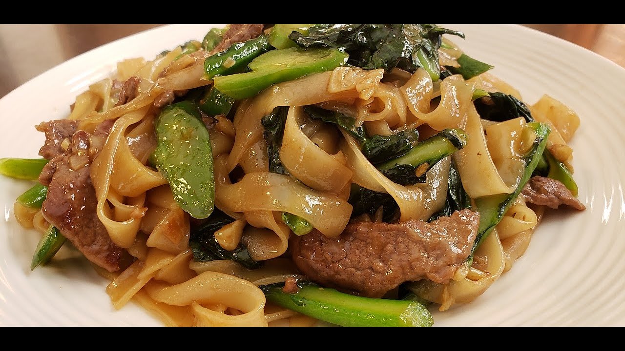 Pad See Ew (Thai Stir Fry Noodles With Soy Sauce) - YouTube