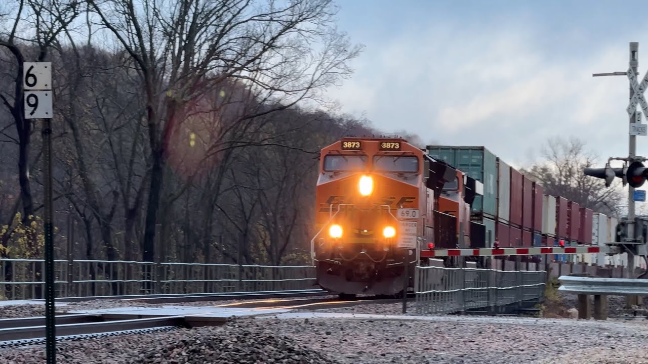 60 mph BNSF Stack train ft Tier 4 leader! BNSF Transcon: Emporia sub ...