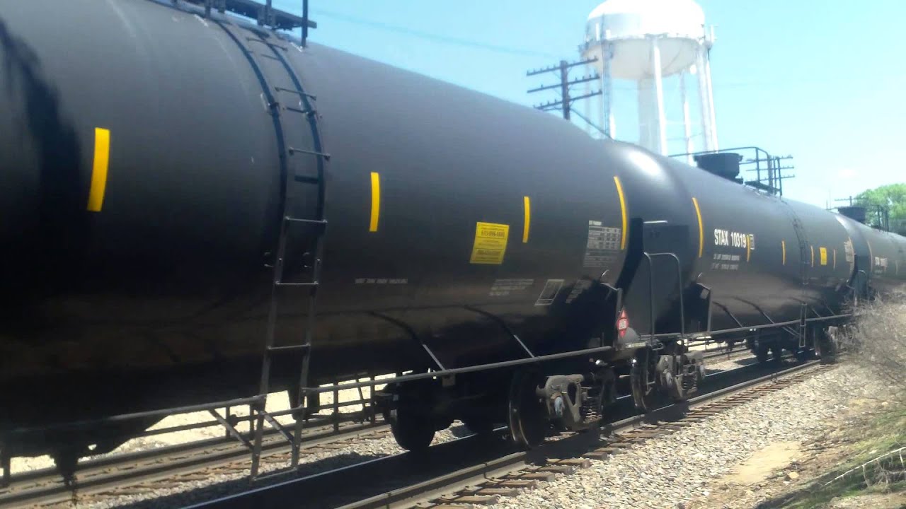 BNSF 4782 leads westbound oil with SD70MAC - YouTube