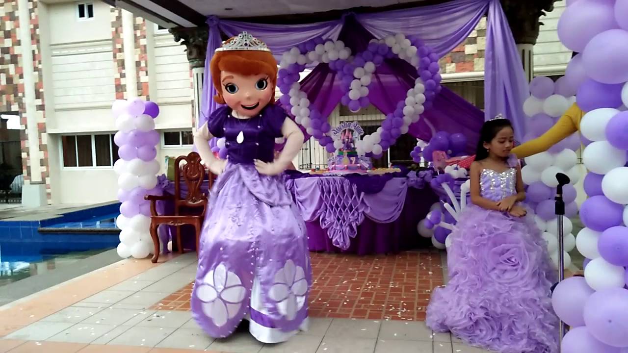 Sofia the First mascot dance Shake it Off - YouTube