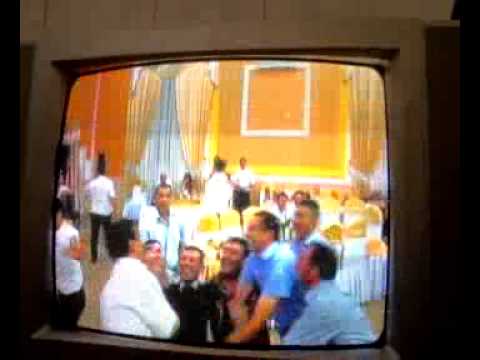 beyi toyda  dostlari  yixirdillar