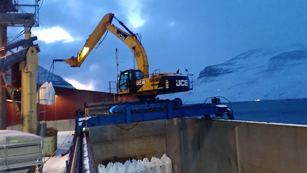 SNOW Loading General Cargo Vessel. JCB Excavator Self loading Big bags ...