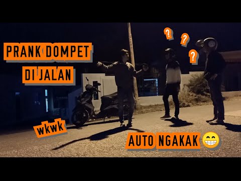 PRANK DOMPET DIIKAT TALI. PAS DITARIK ENDINGNYA AUTO NGAKAK!!