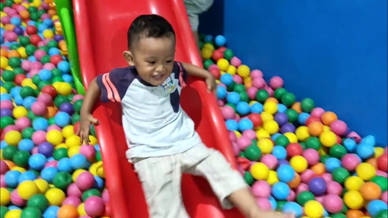 anak anak bermain di tempat mainan paradise - YouTube