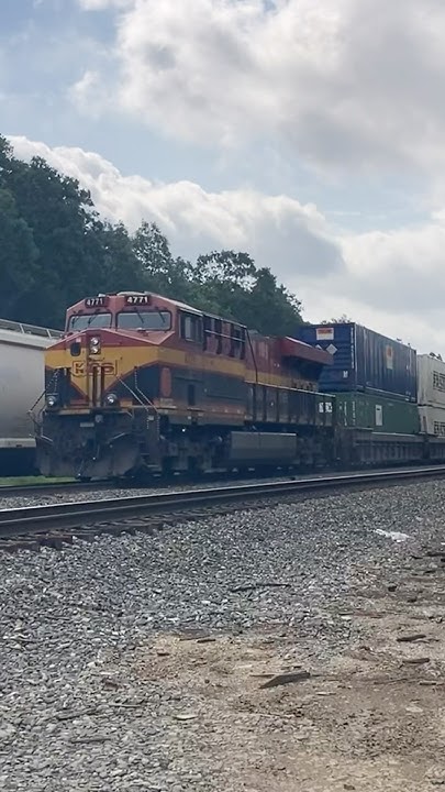 KCS #4771 meets UP #6912 (Shreveport, Louisiana) - YouTube