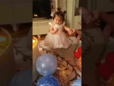 1 yasli usaq oynayir