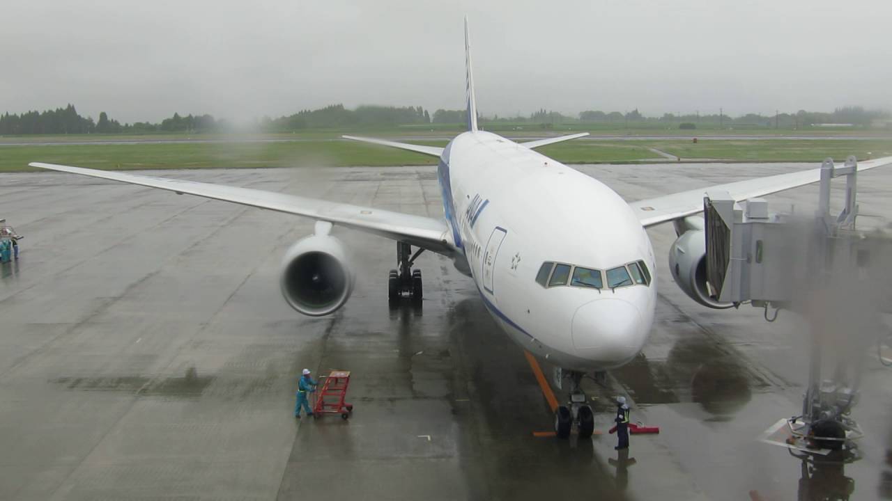 ANA B777-281 Spot in（NH0623 Kagoshima Gate6） - YouTube