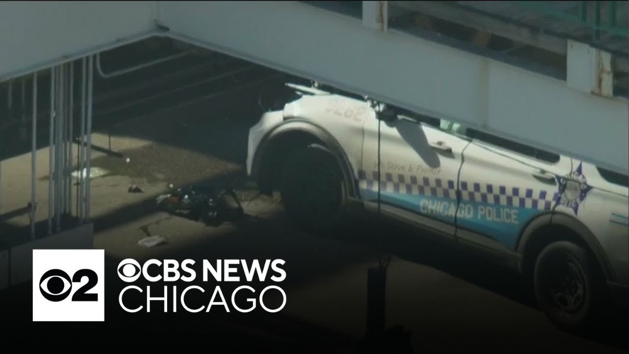 Chicago police car involved in crash in Woodlawn - YouTube