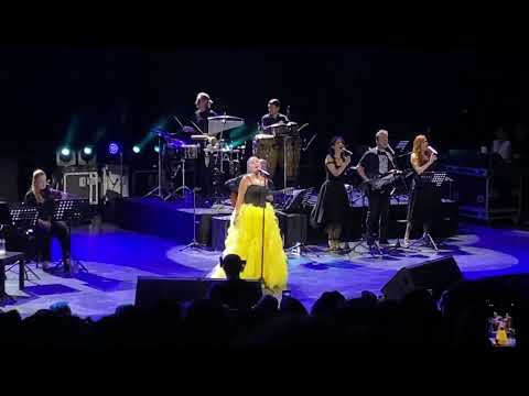 Nilüfer - Dünya Dönüyor - Konser
