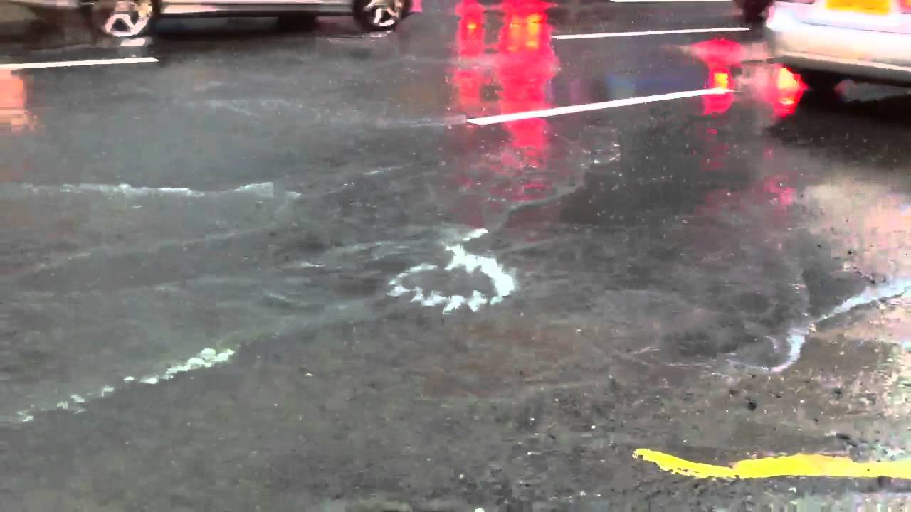 맨홀 뚜껑에서 뿜어져 나오는 물 | Water shooting out of manhole - YouTube