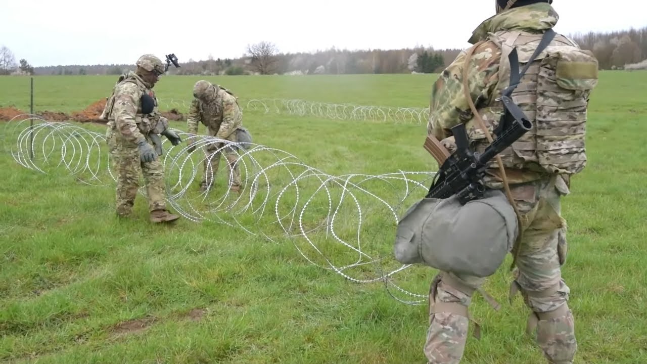 Watch Soldiers Construct Incredible Fighter Positions! - YouTube