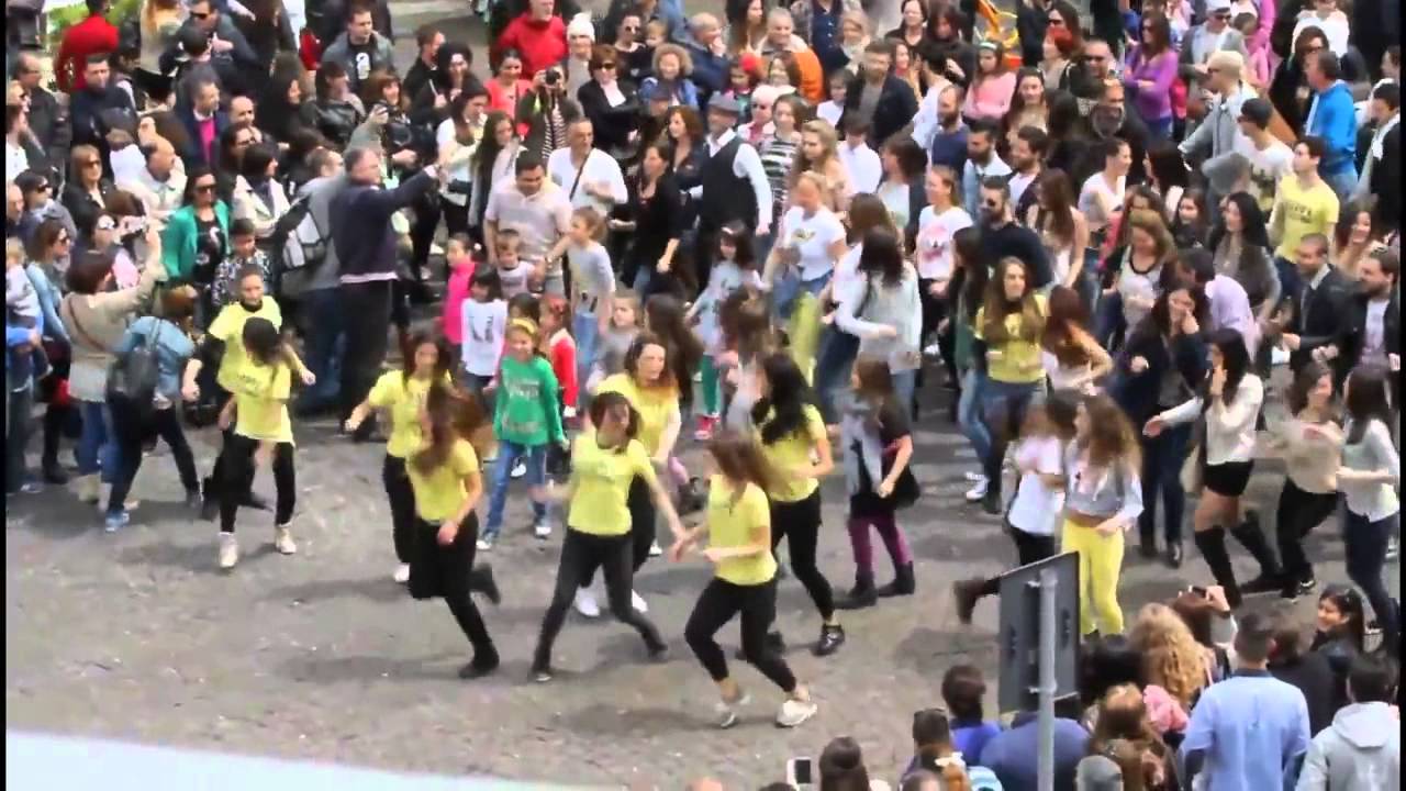 Flash mob happy pozzuoli Flash mobs from the World - YouTube