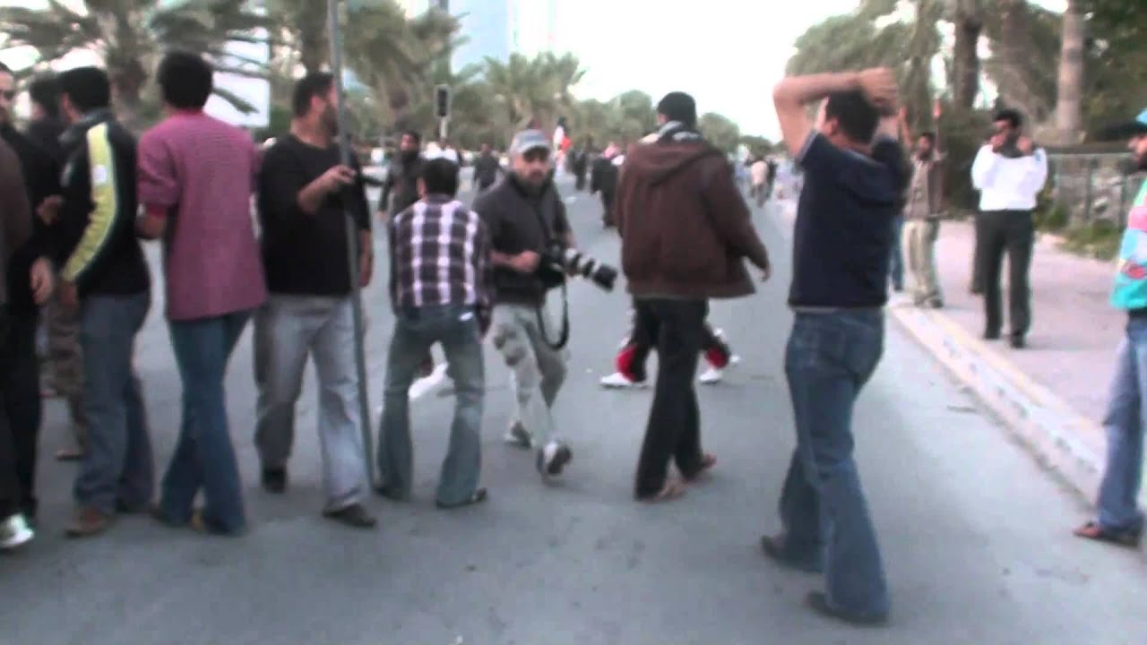 Bahrain army fires live ammunition on protesters heading to Pearl ...