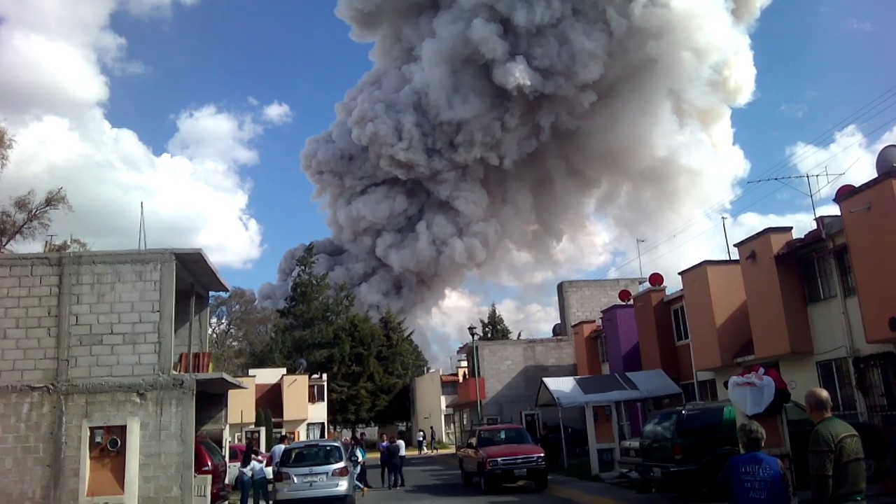 Explota el mercado de cohetes en tultepec - YouTube