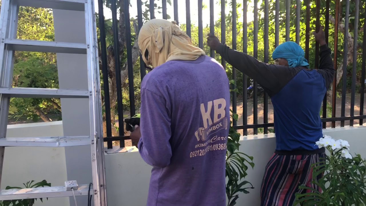 FENCE CONSTRUCTION DAY 1 FIRST SECTION COMPLETE // HOUSE BUILDING IN ...