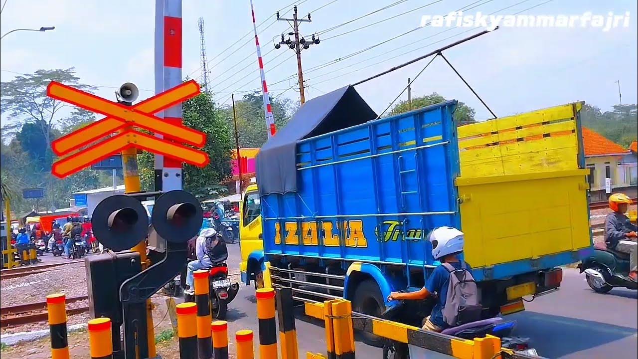 Ramainya Perlintasan Kereta Api | Railroad Crossing Videos ...