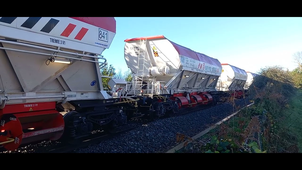 Train de ballast Eiffage Rail encadré par deux DE 18 Eiffage pour le ...