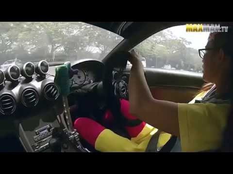Pegadinha campeã de drift se fantasia de aluna e aterroriza auto-escola
