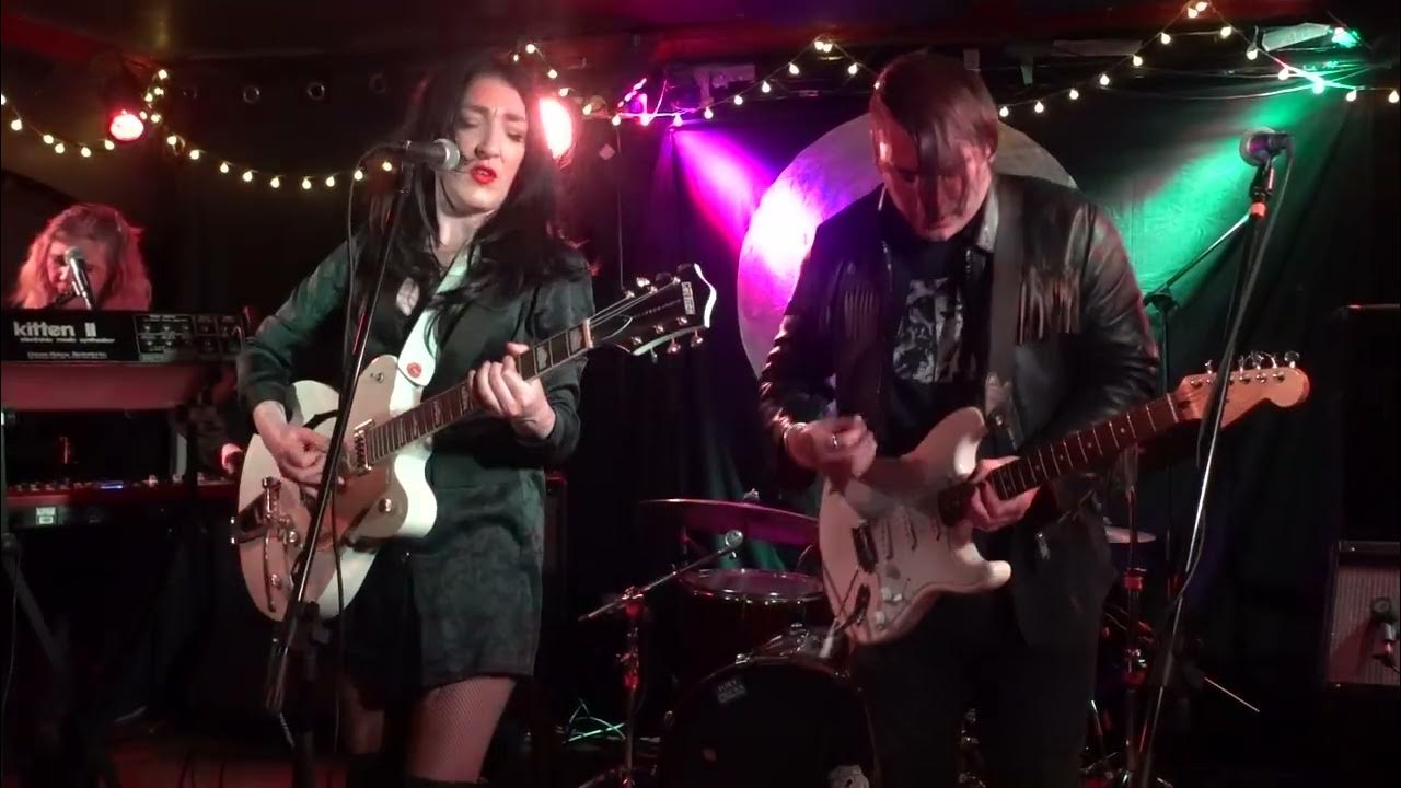 Emily Breeze - Ordinary Life (live in Newport) - YouTube