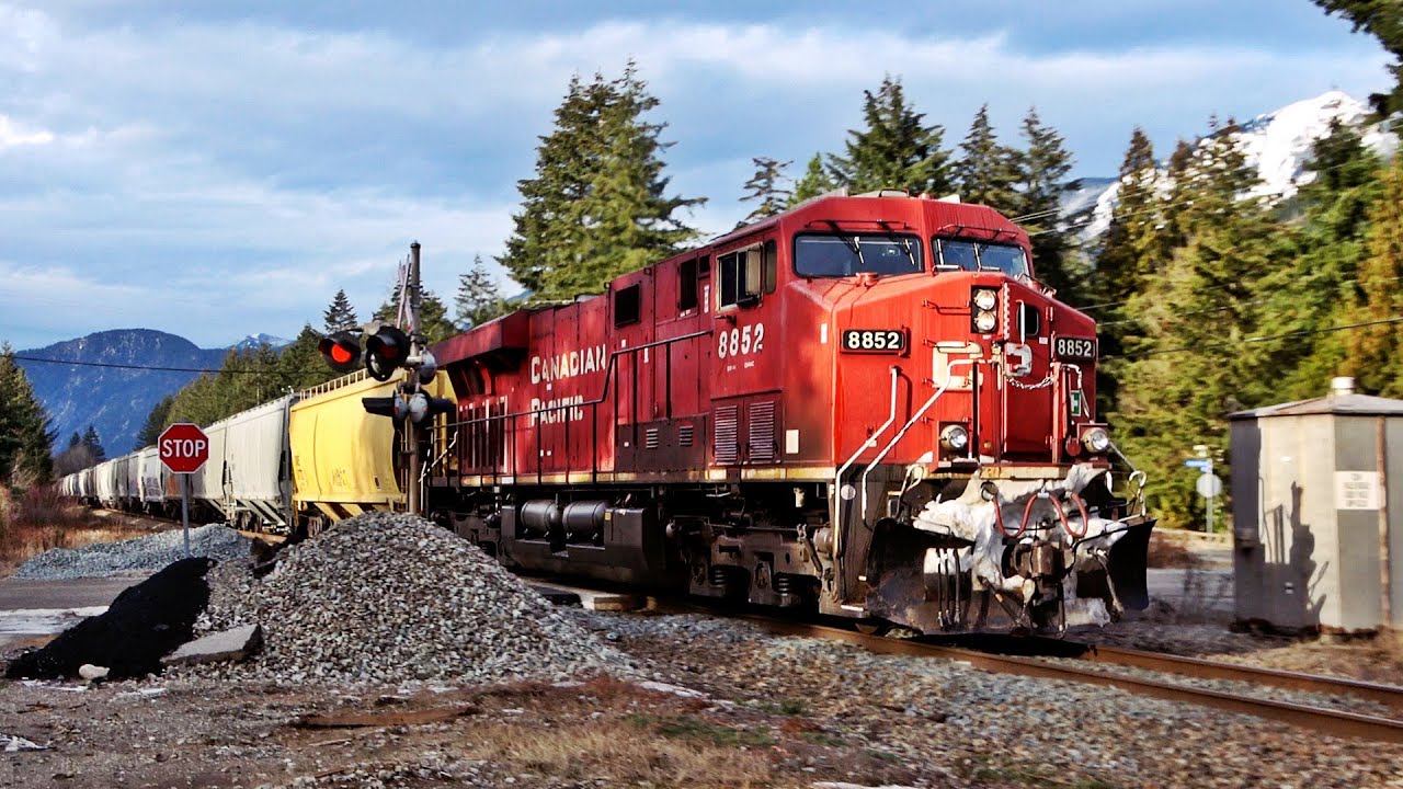 Canadian Pacific Grain Train Highballing Thru Hope British Columbia ...