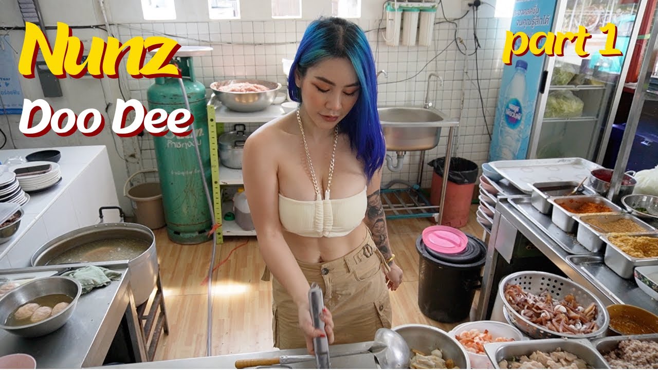 The Naughty Blue Lady | Nunz Doo Dee @Bangsaen - Thai Street Vendor (Part 1) - YouTube