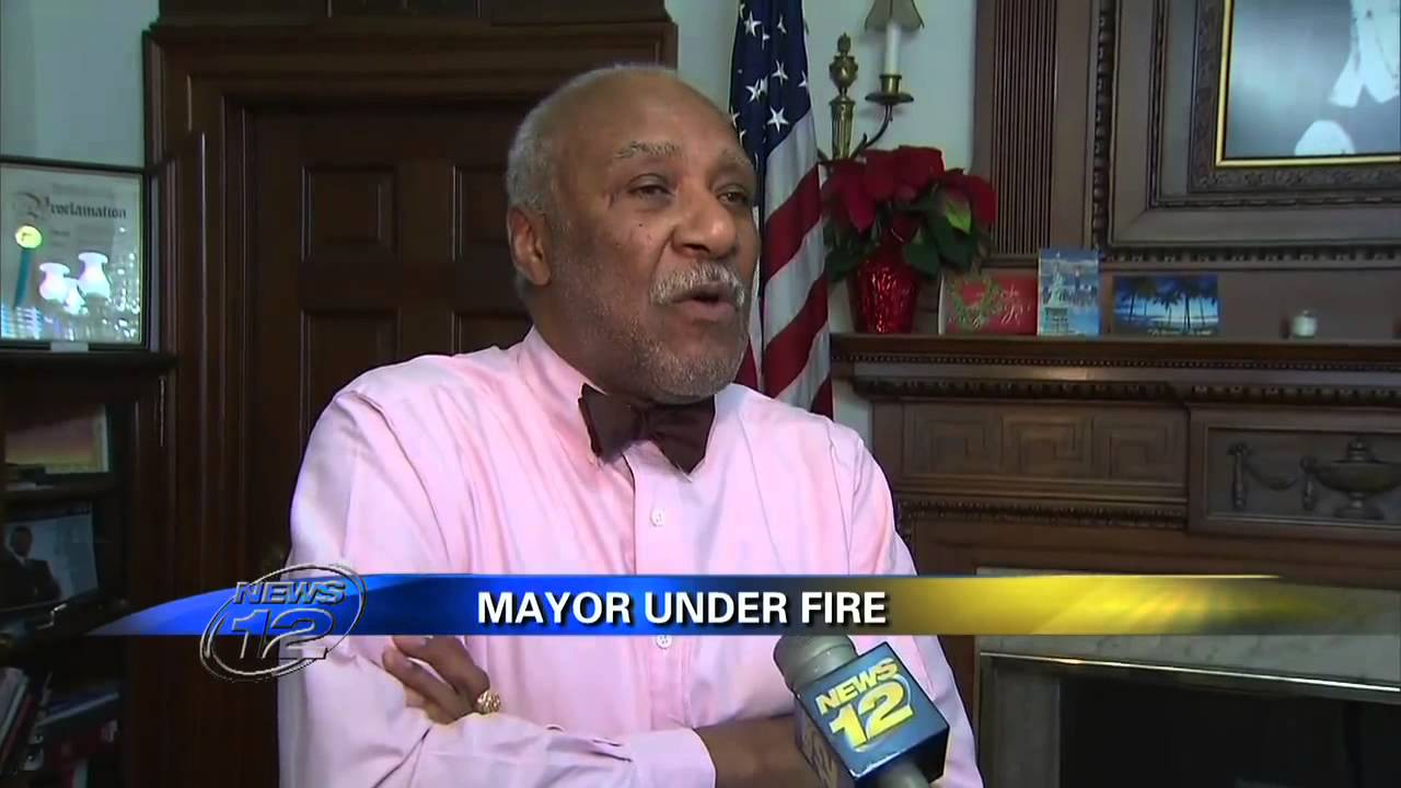 MAYOR DAVIS FORCES EMPLOYEES TO WRITE LETTERS ON HIS BEHALF - YouTube