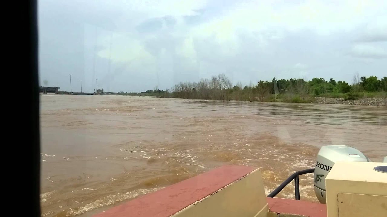 Flood waters on the Red River at Lock 3 in louisiana. - YouTube