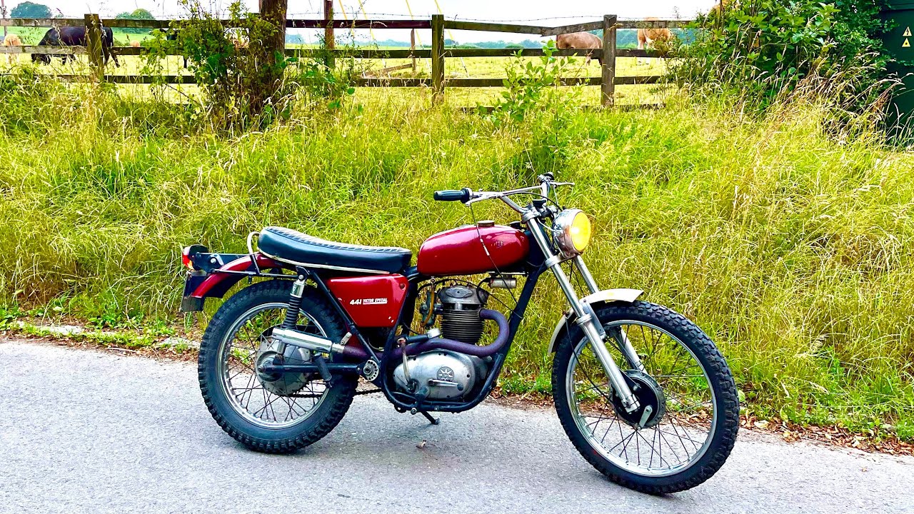 BSA B40 - CLASSIC MOTORCYCLE RIDE - YouTube