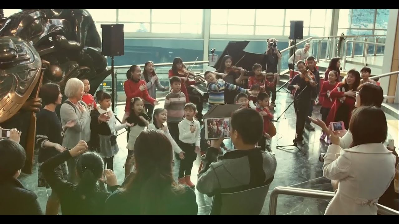Flash Mob of Children Perform Christmas Classics at YVR. - YouTube
