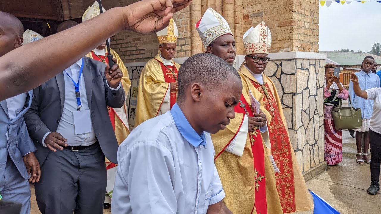 Musenyeri Anastase Mutabazi wayoboye Kabgayi mu bitabiriye itangizwa ...