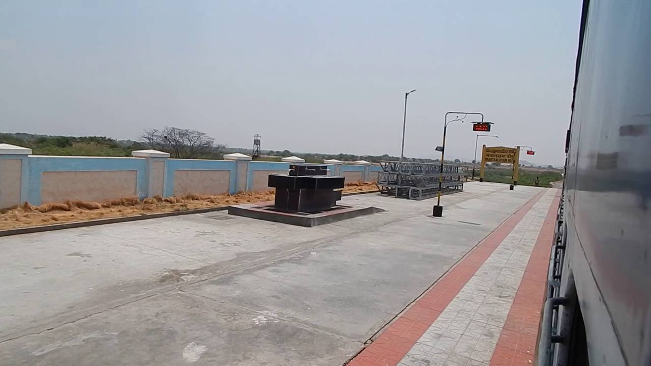 Indian Railways: 11013 Kurla Express departs from Mantralayam Rd. - YouTube