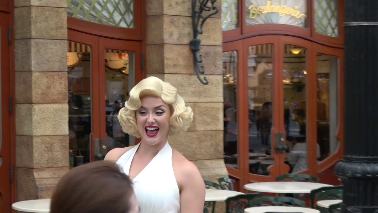 USJ Shrek & Marilyn Monroe greeting 9/22 9:20 - YouTube