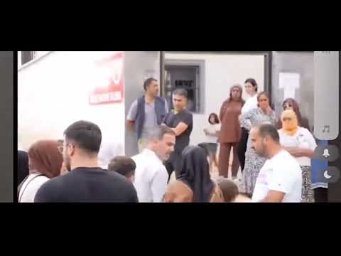 Narin'in cenazesini bekleyen bir kadın, çevredekilere 'Gidin yalan konuşun' dedi. KADIN YUMRUK YE