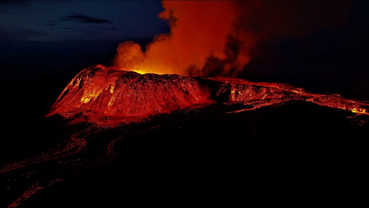 MASSIVE ERUPTION at ICELAND VOLCANO ENGULFS ENTIRE CRATER! HD video ...
